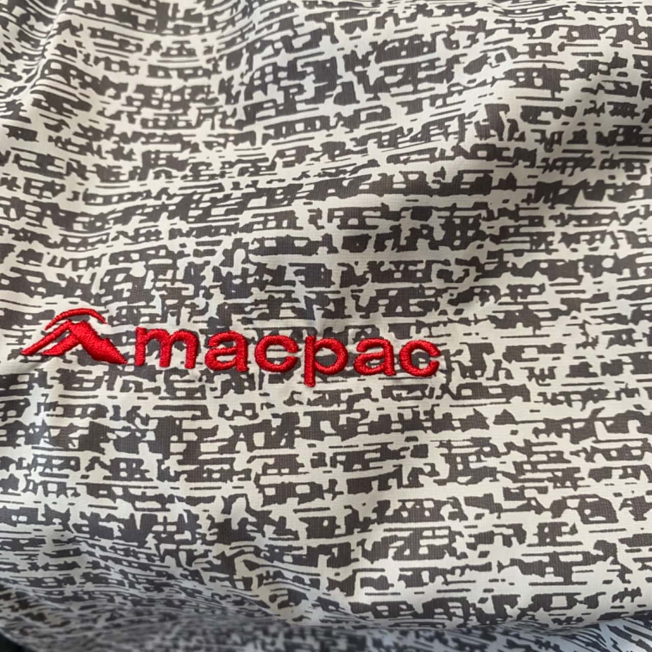 Macpac Kids Black/Grey Reversible Puffer Jacket Size 6-8Y(s)