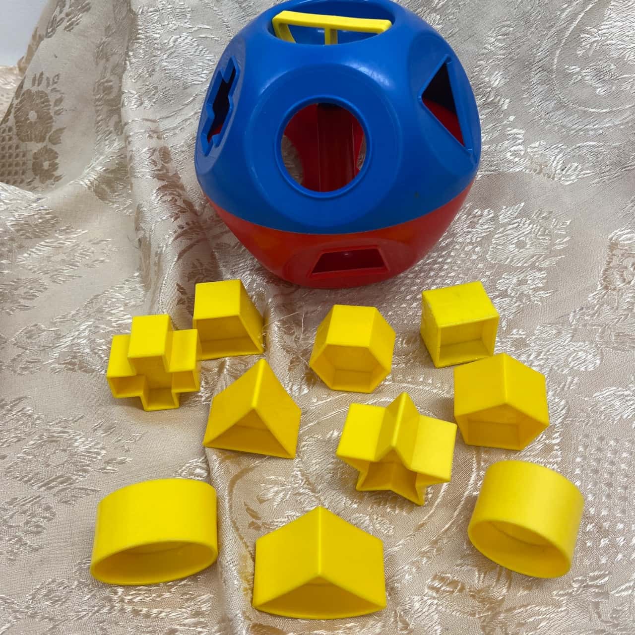 Tupperware shape sorter ball complete(s)