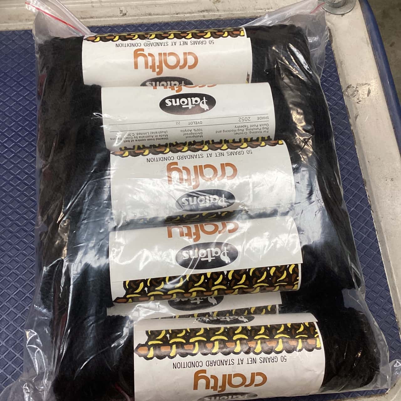 Patons crafty yarn 1 bag 10 pack black (s)