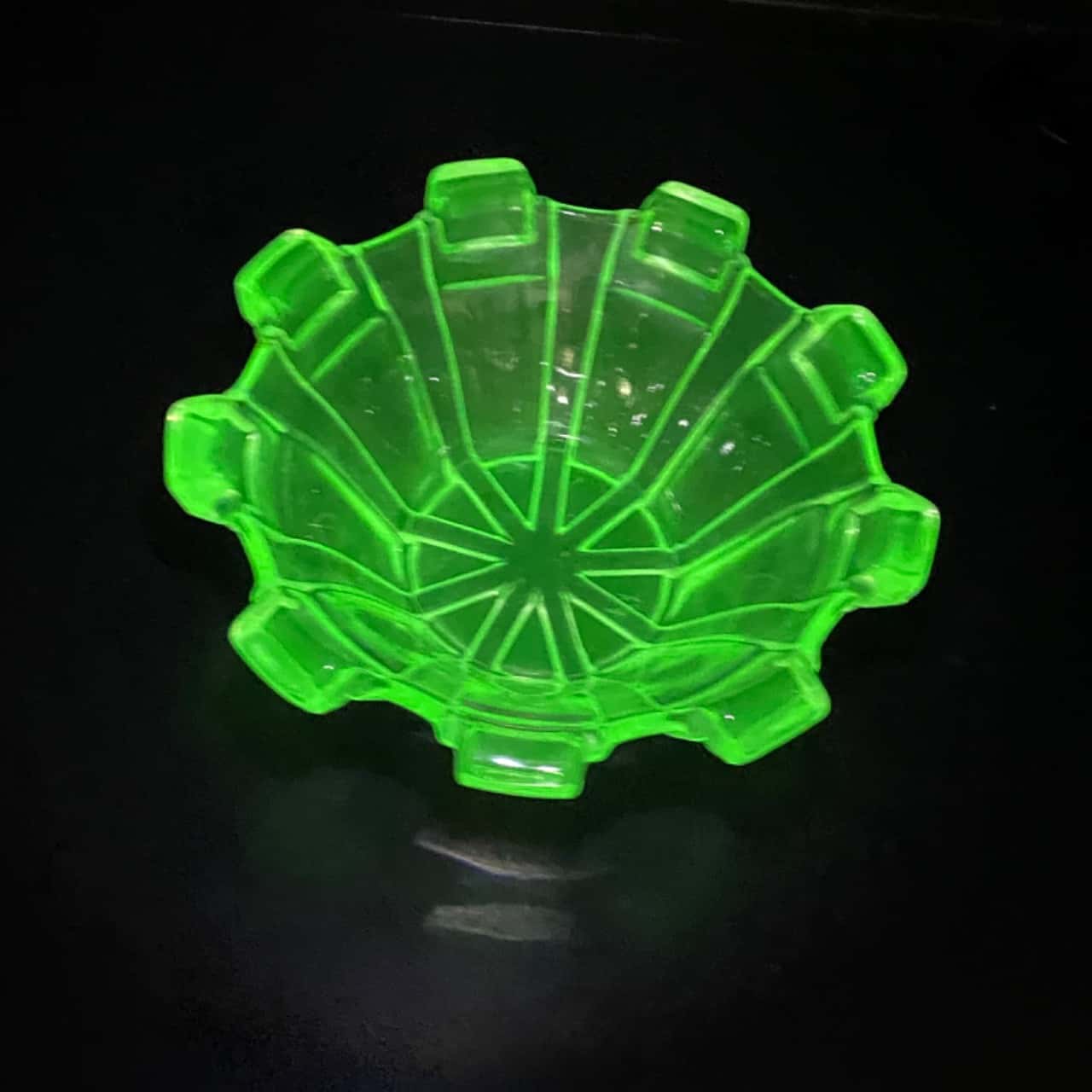 Small Uranium Glass Bowl 13 cm (s)