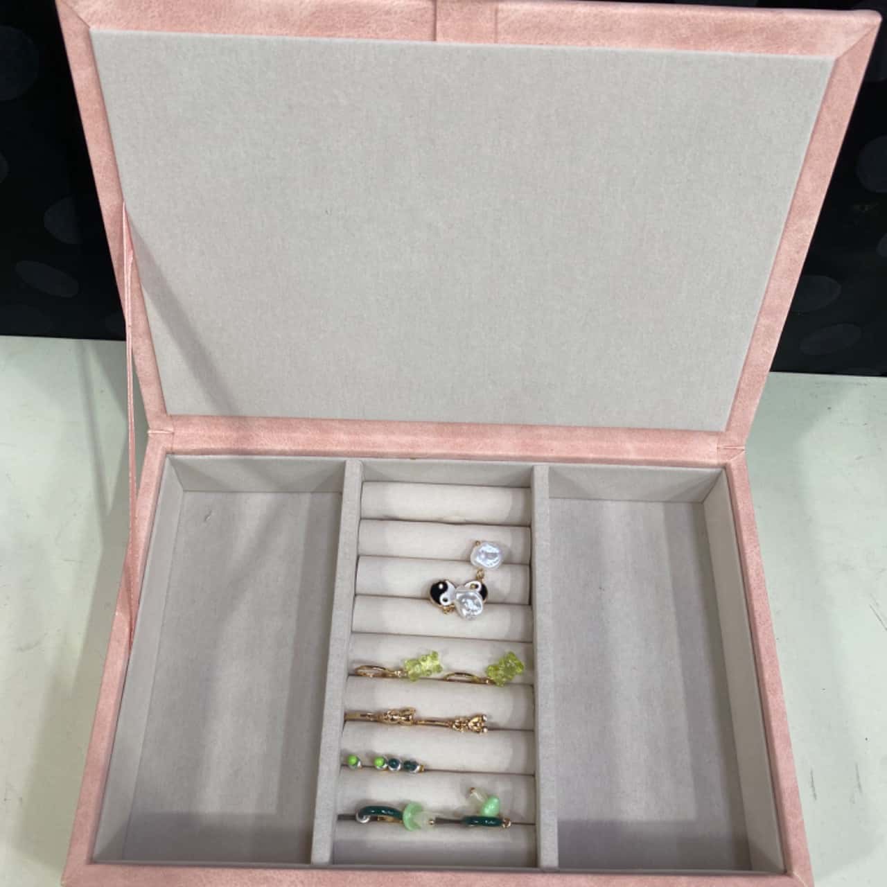 Pink jewellery box & earrings (s)