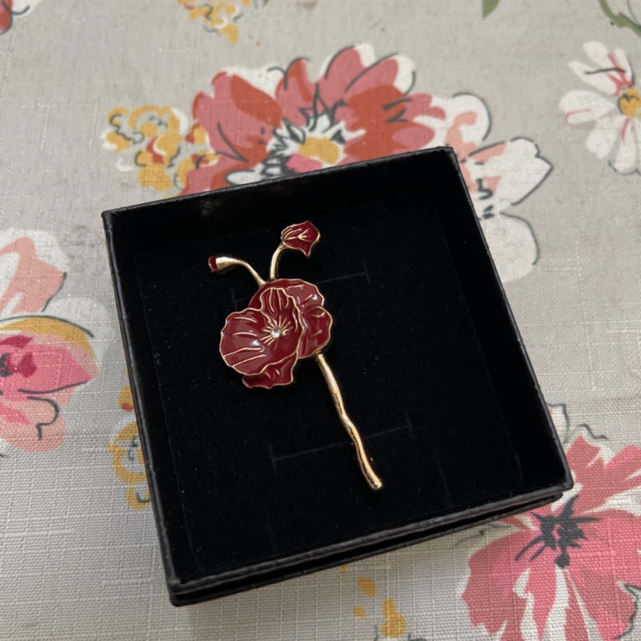 Womens Brooch gold, and red poppy brooch (b7)(s)