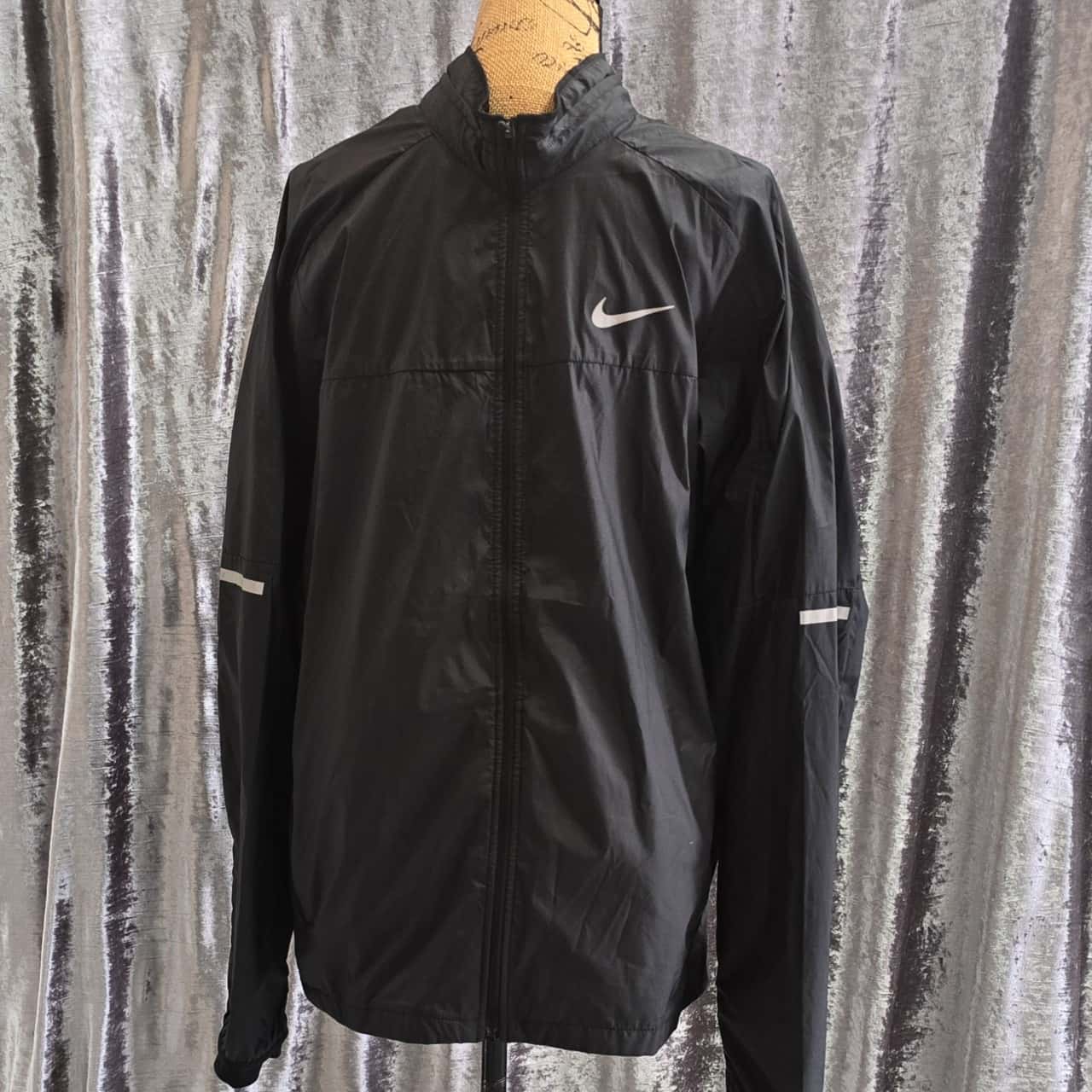Nike Mens Size XL Front Zipper / Hood Jacket Black
