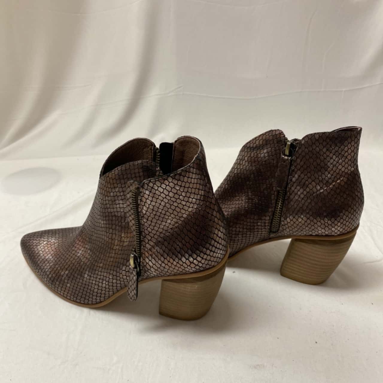 Django & Juliette Bronze Lizard Heel
