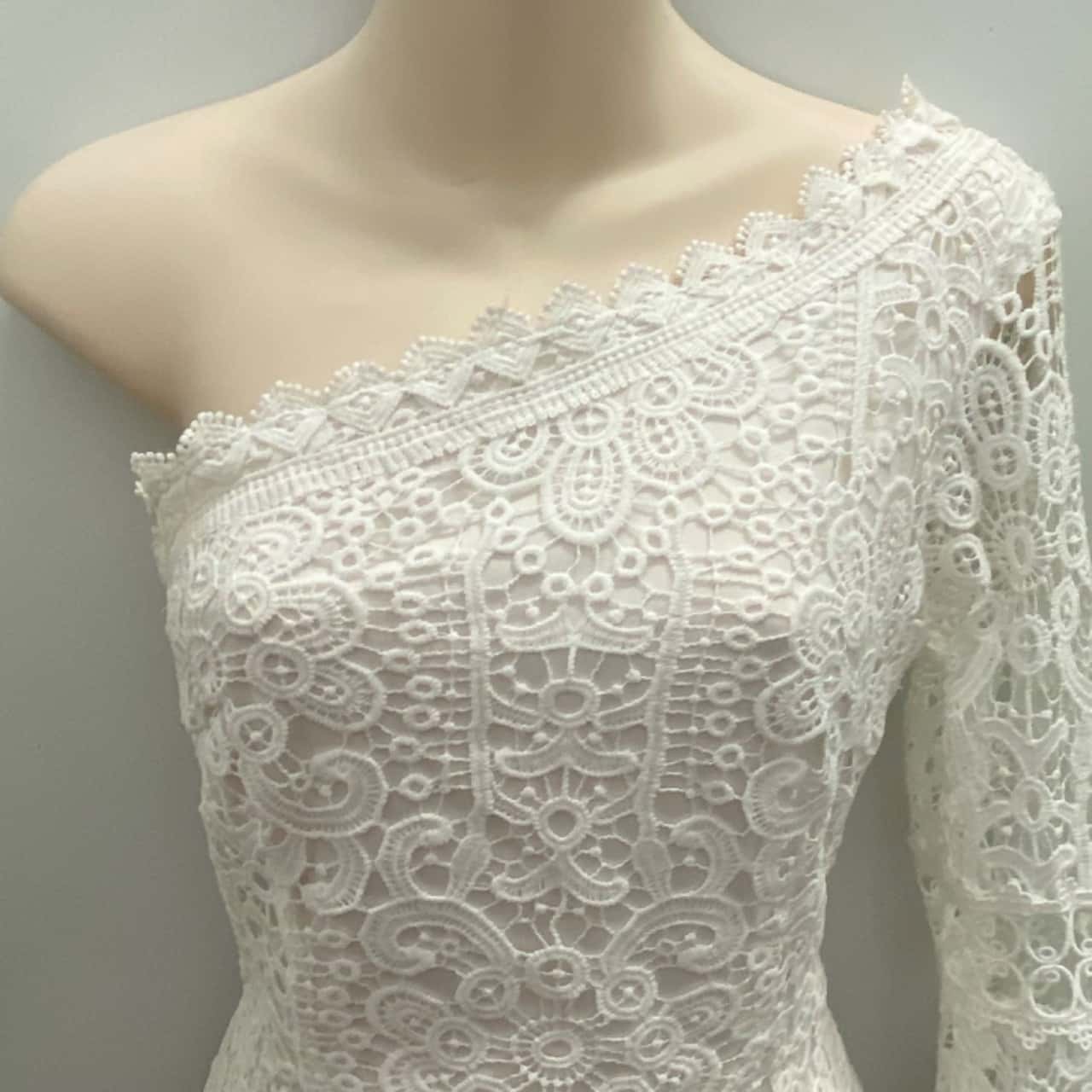 Womens DIVINE AVENUE White Lace Dress Brand New(s)