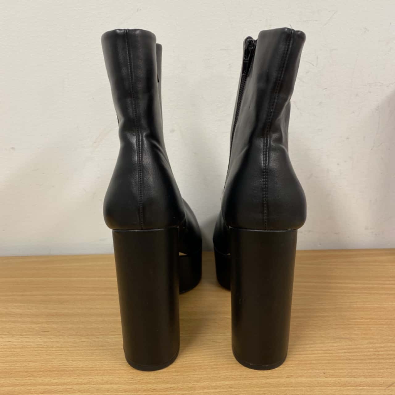 Betts Womens Size 8 Platform Boots Black (s)