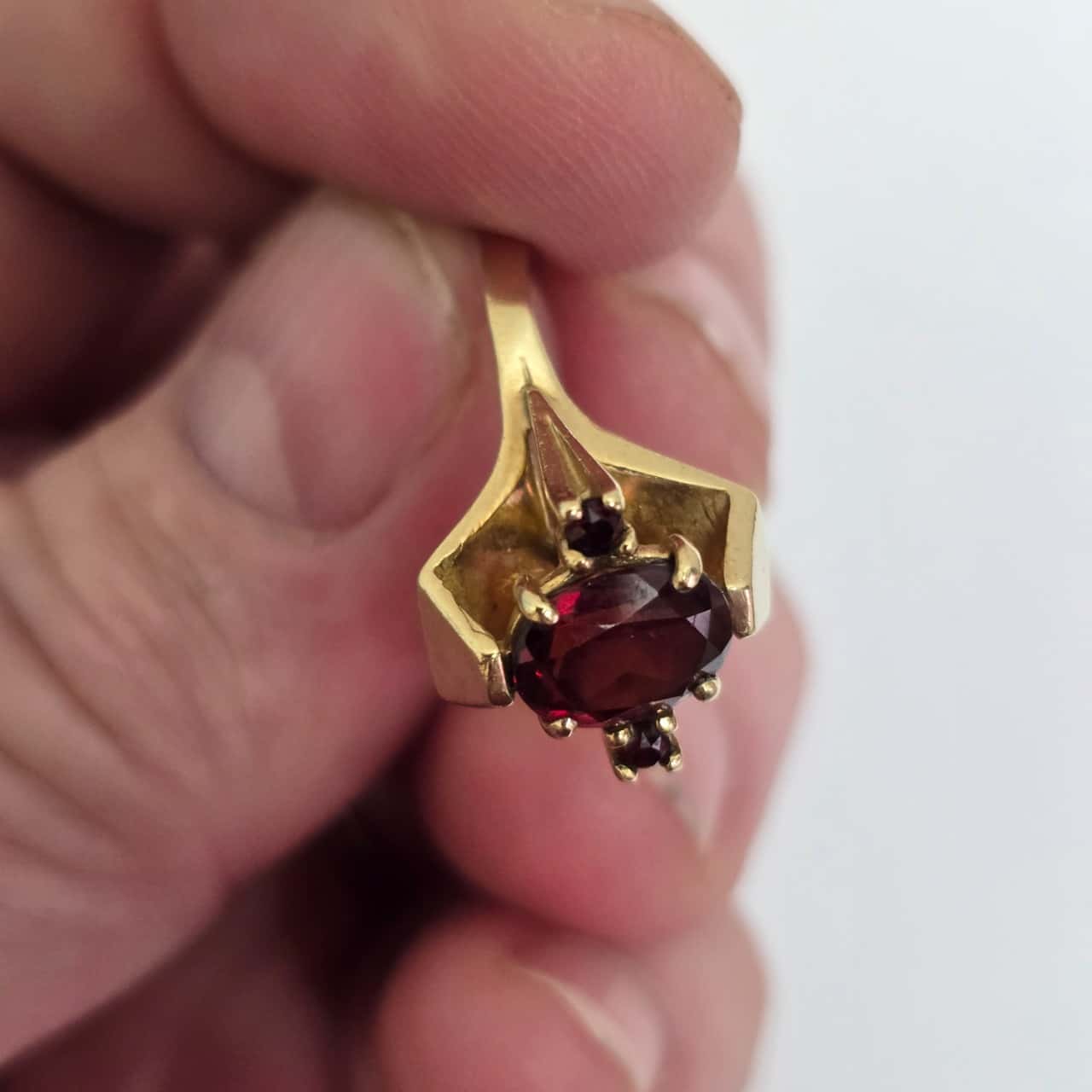 9 CT Vintage Yellow Gold Garnet Ring