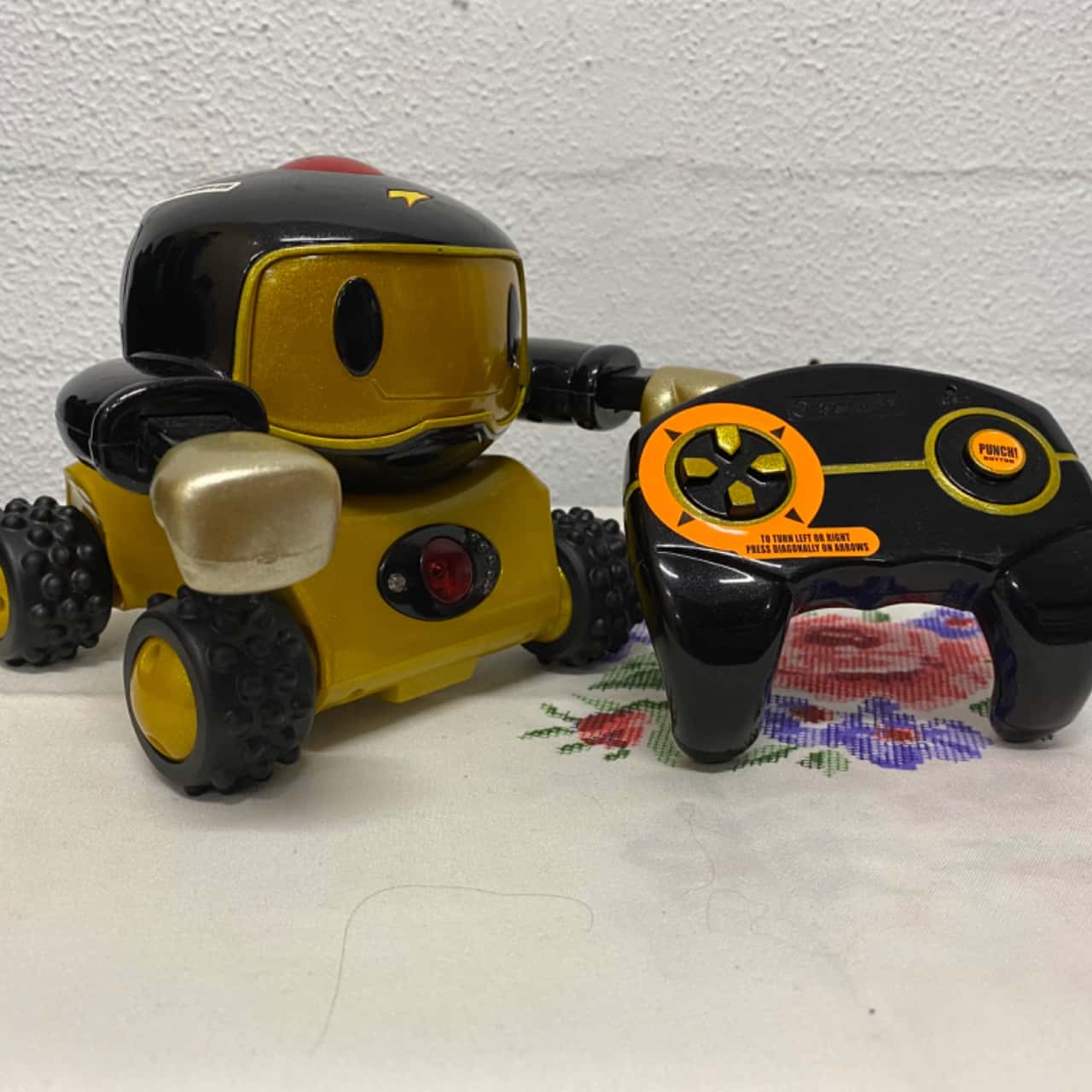 Rumble Robots Bolt Man Team Blue Robot vintage 2000s With Remote