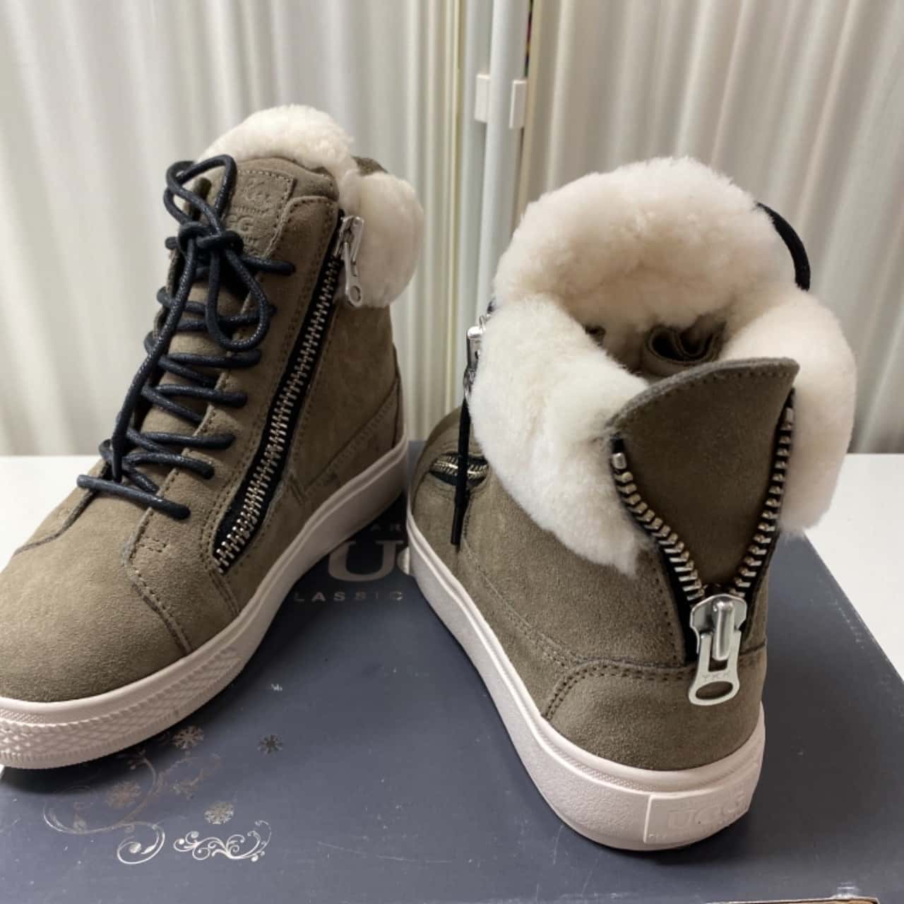 Unisex Size 5 Khaki Ugg Boots(s)