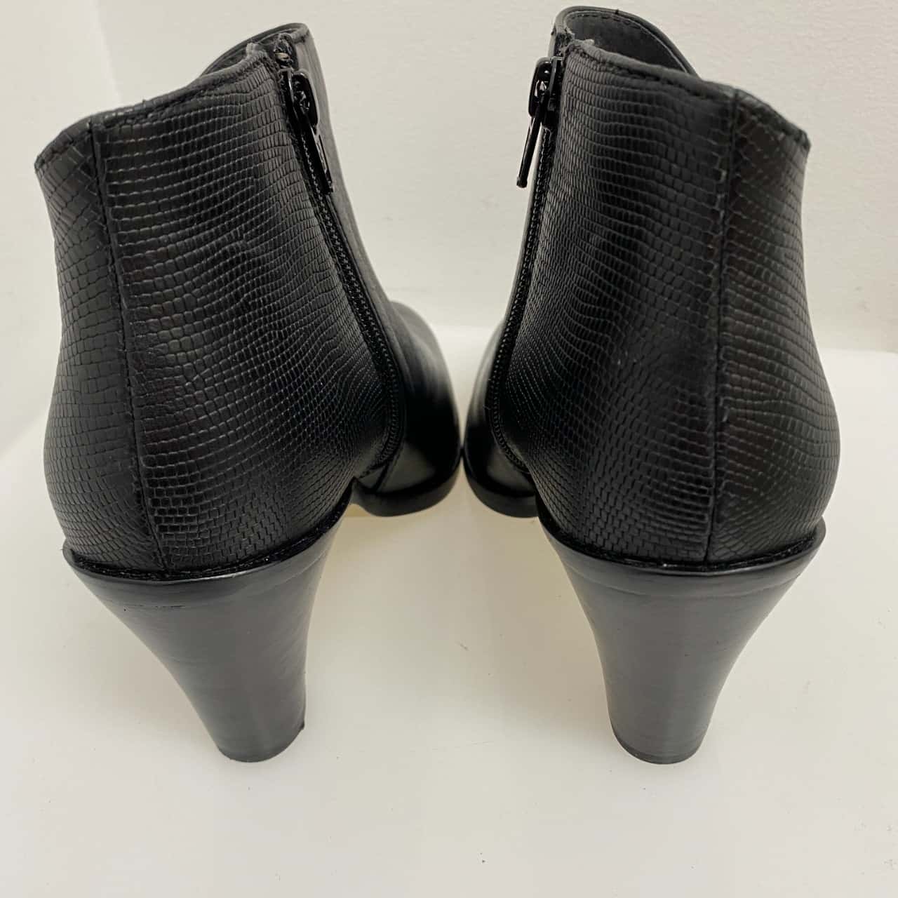 Diana Ferrari Rembrandt Boots. Size 7. New with tags