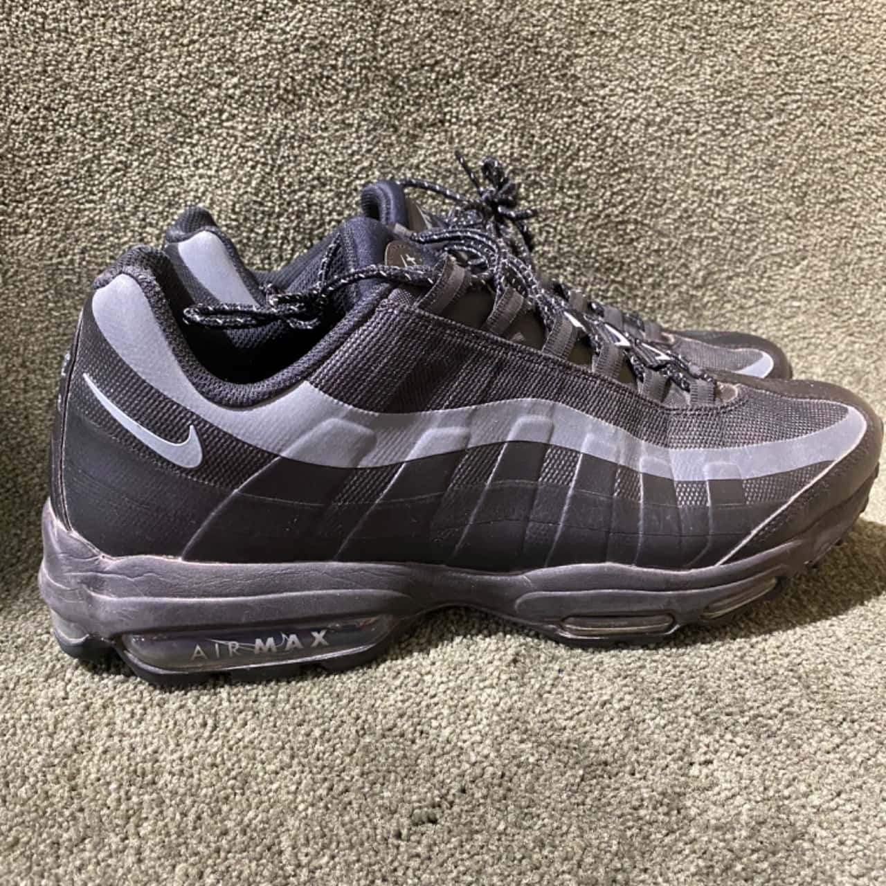 Nike Mens Size 12 Black / Silver runners(s)