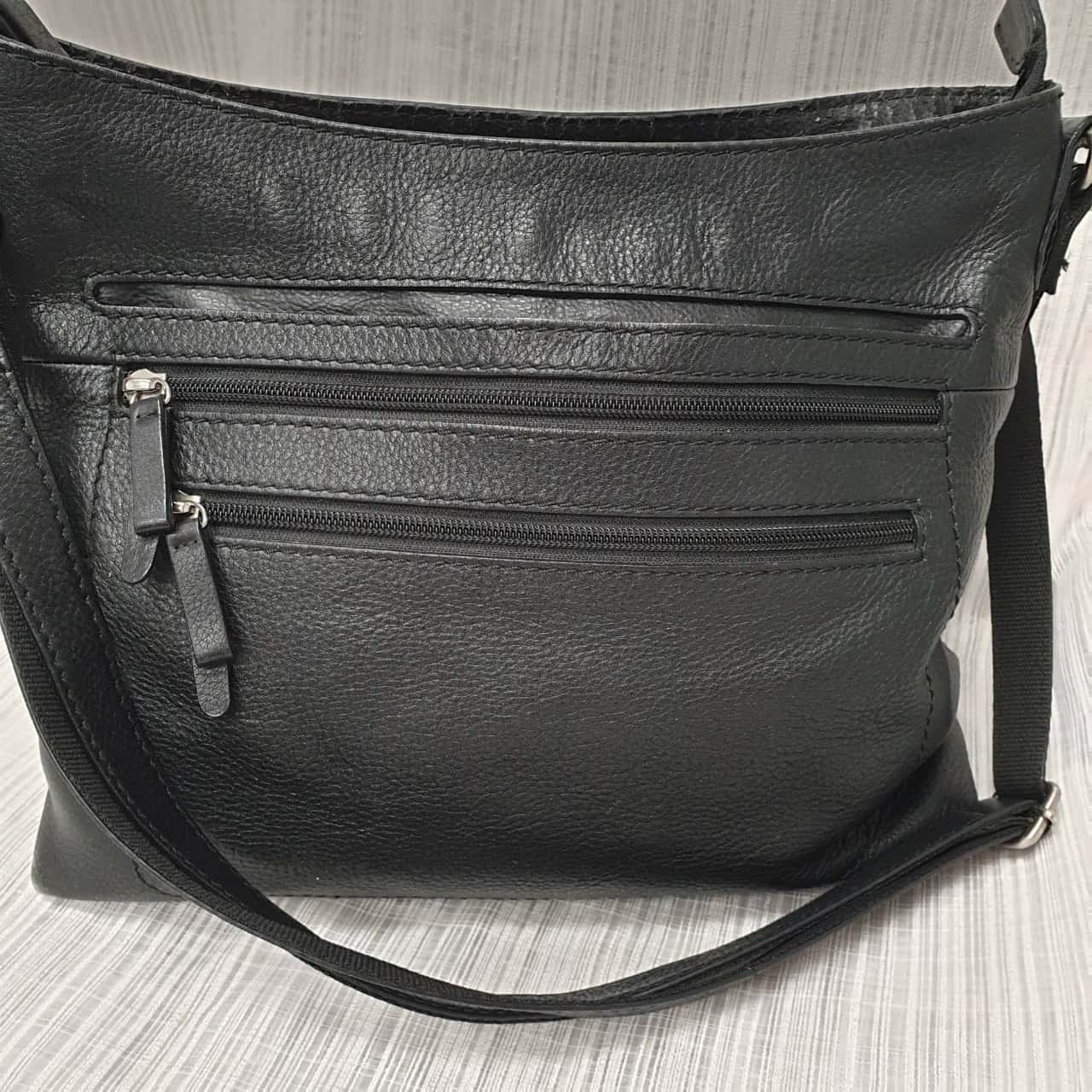Colorado Classic & Timeless Black Leather Handbag with Zip Pocket ...