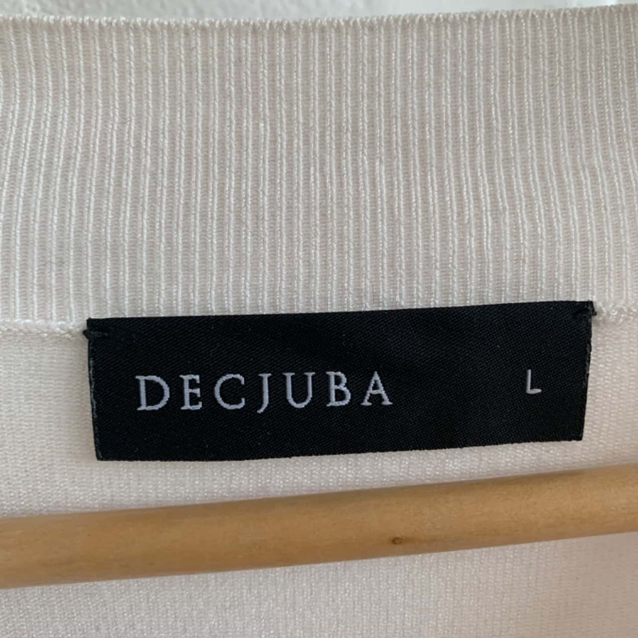 Decjuba Large Cream Long-Sleeve(s)