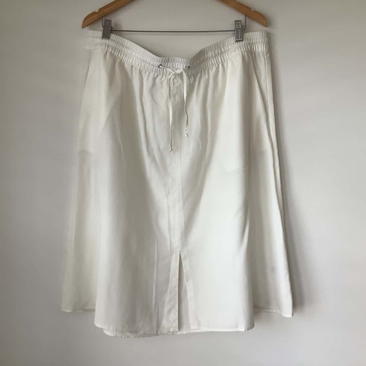 SUMMER SALE***Sportscraft Elastic Waist Off White Skirt. Size 18