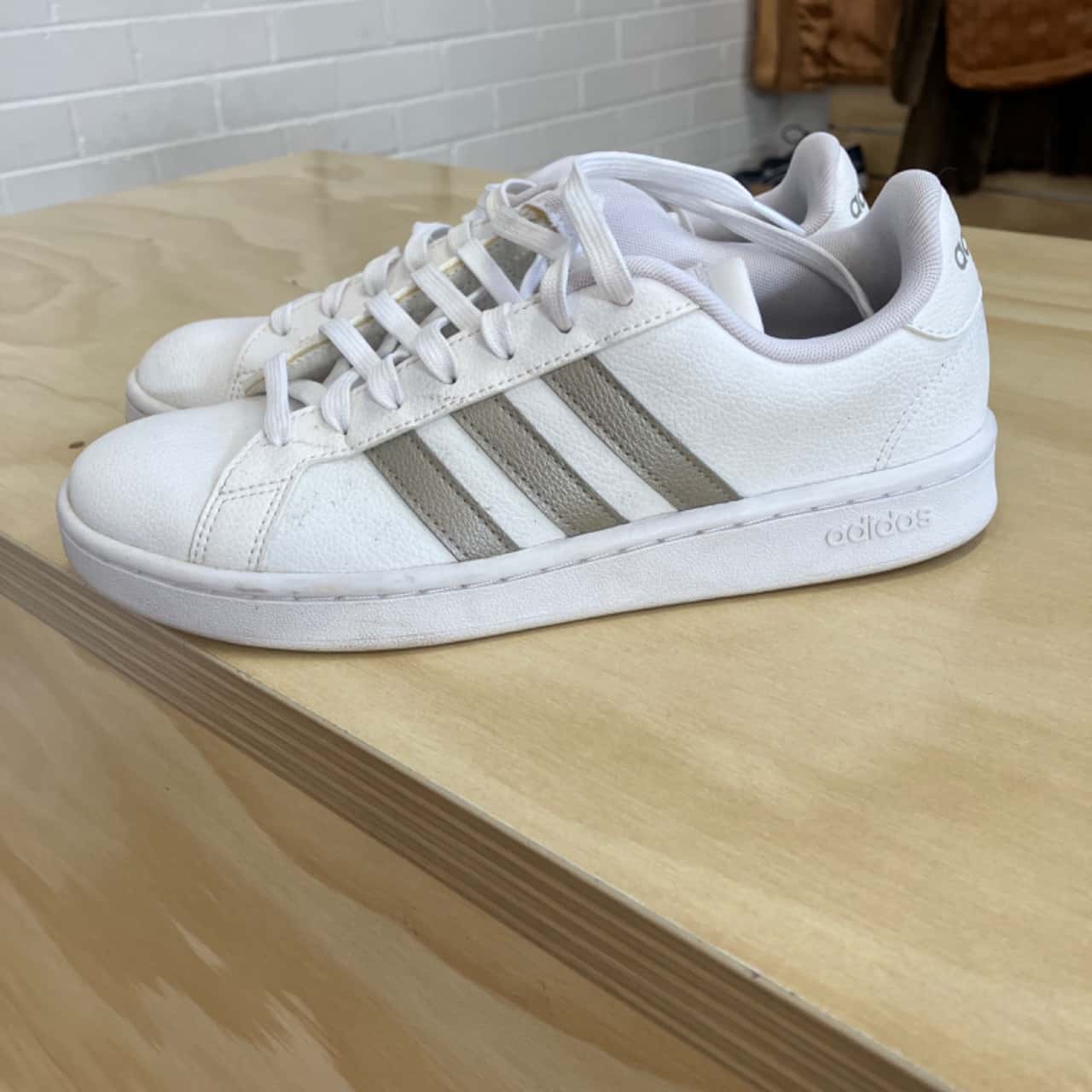 Adidas Women’s Size 9 White/Metallic Shoes(s)