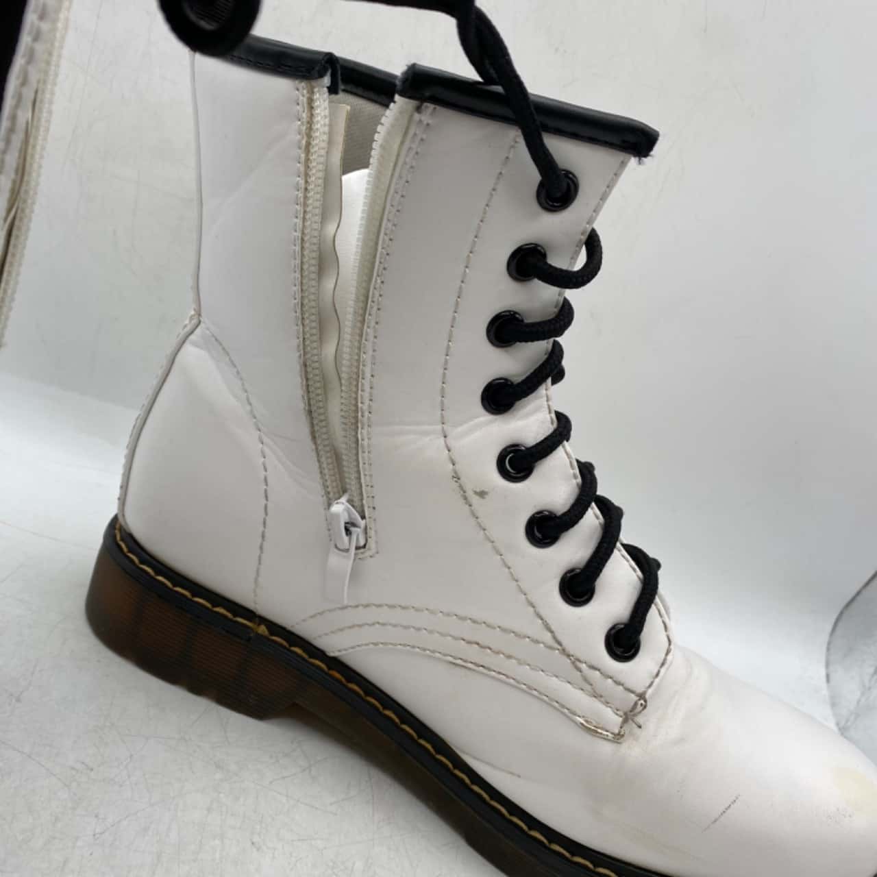 Vybe Womens White Boots Size 7 (s)