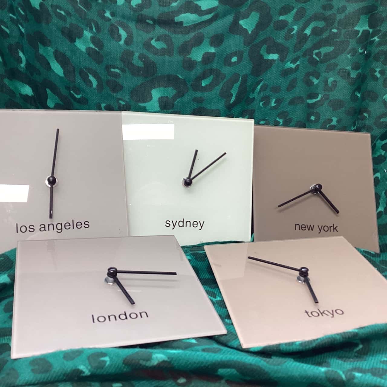 5 Clocks Marked with Major Cities.(s)