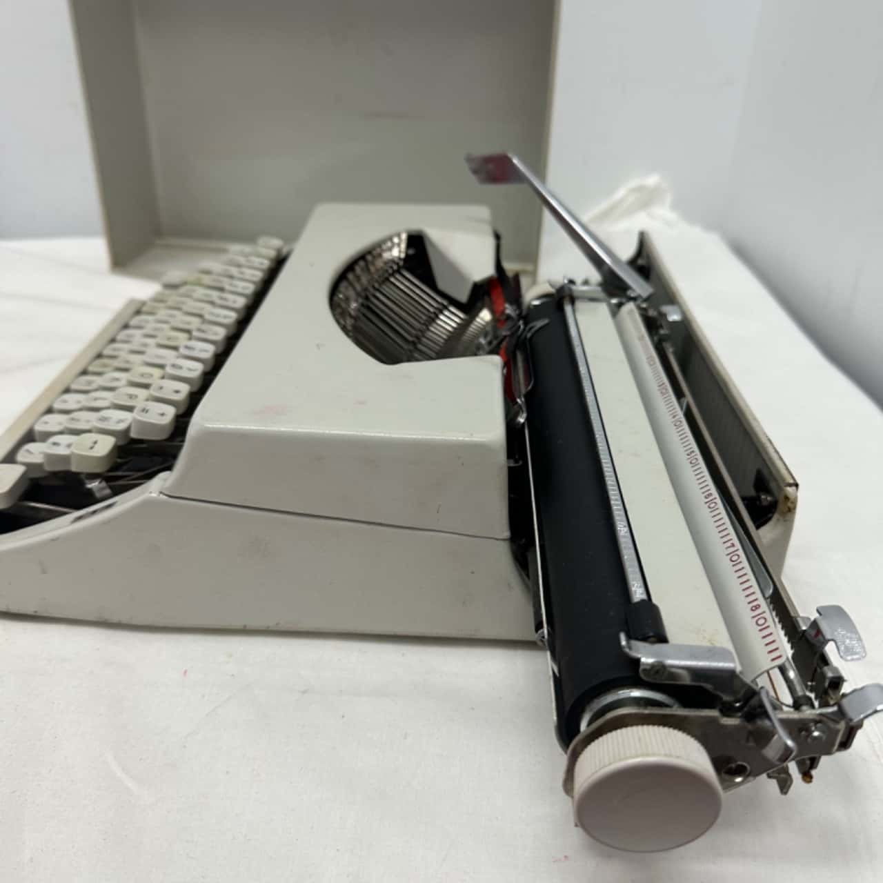 Vintage Manual Typewriter withe Carry Case Lid(s)