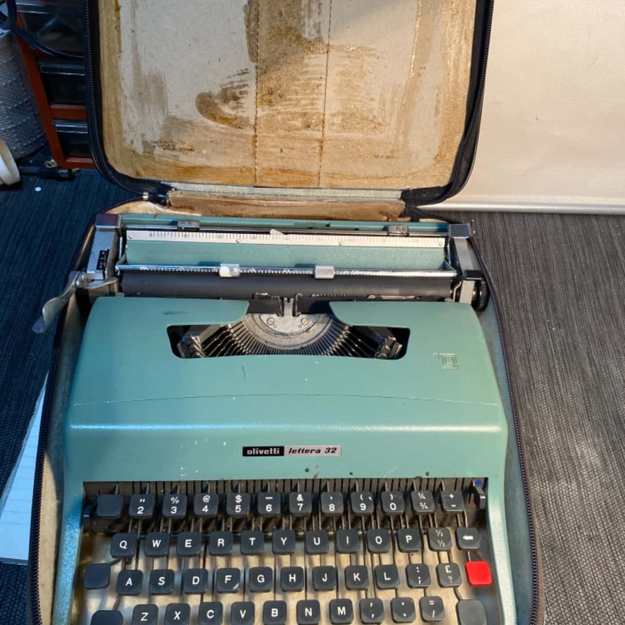 Olivetti lettera 32 typewriter with case (s)