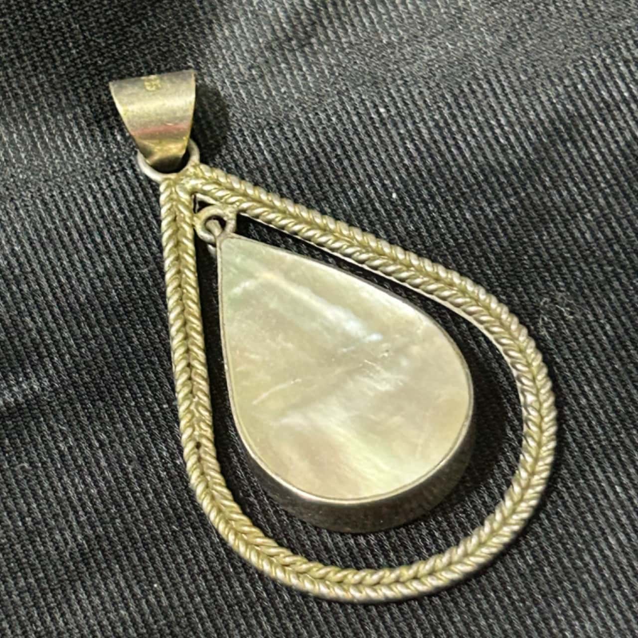 Mother of Pearl Teardrop Shaped Pendant in 925 Silver (s)