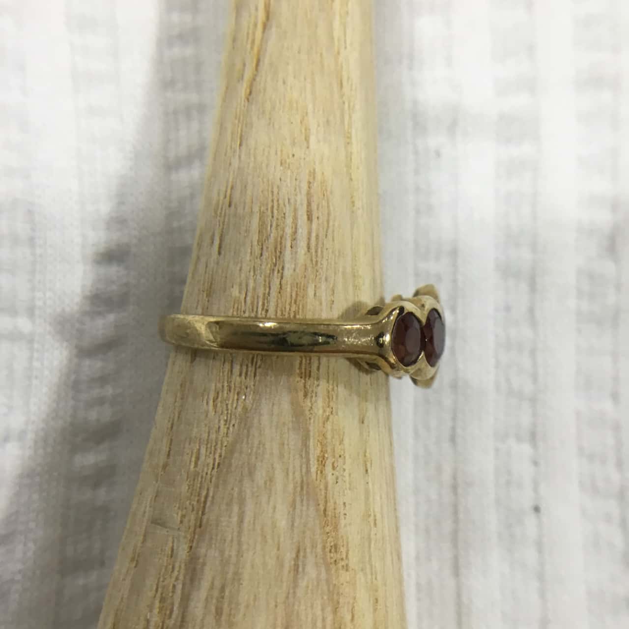 9CT 9K 375 Gold Ring with Red 5 Garnets 2.41g Size 4.75(s)