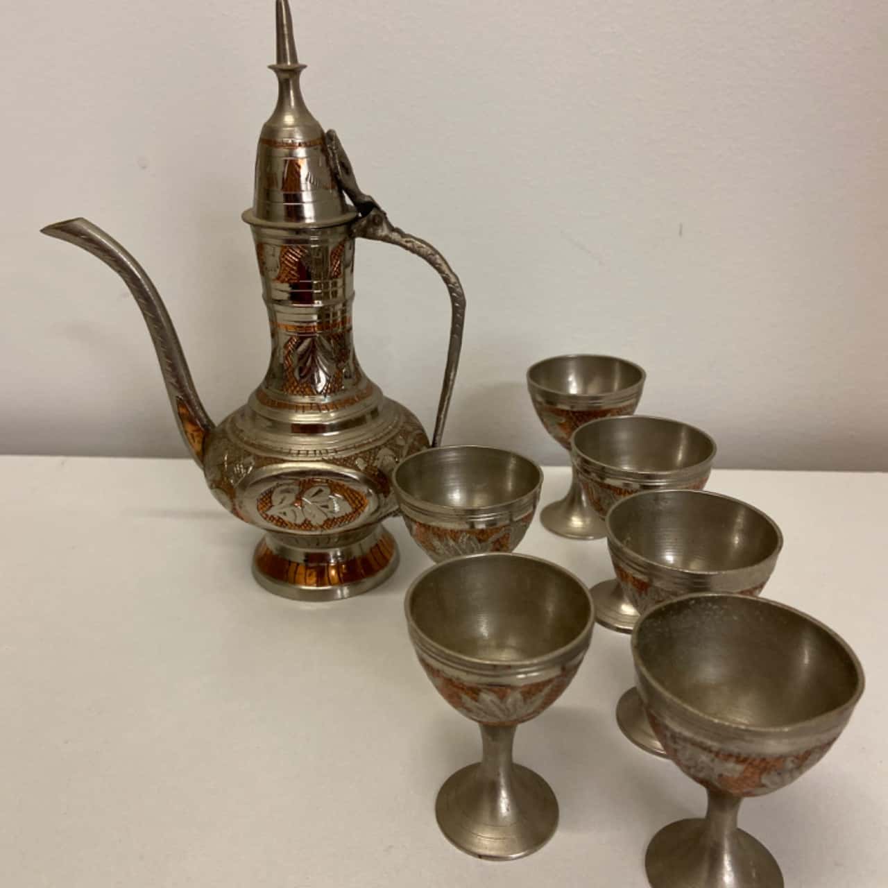 Small miniature Arabic Aftaba kettle and 6 cups (s)