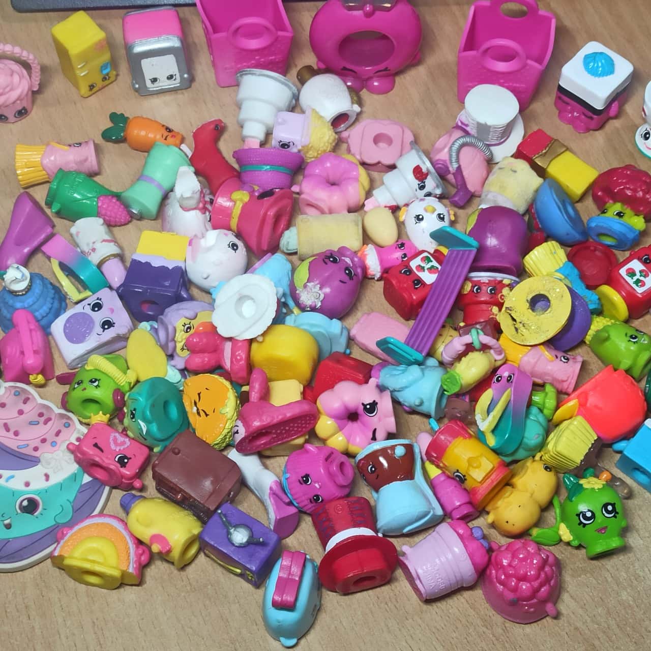 Bulk Shopkins lot. Random pieces 80+ (B11)(s)