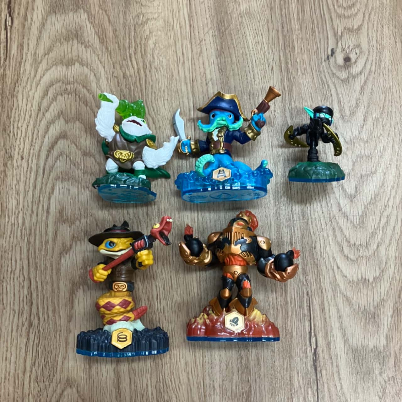 Skylanders Bag with Figurines Pictured