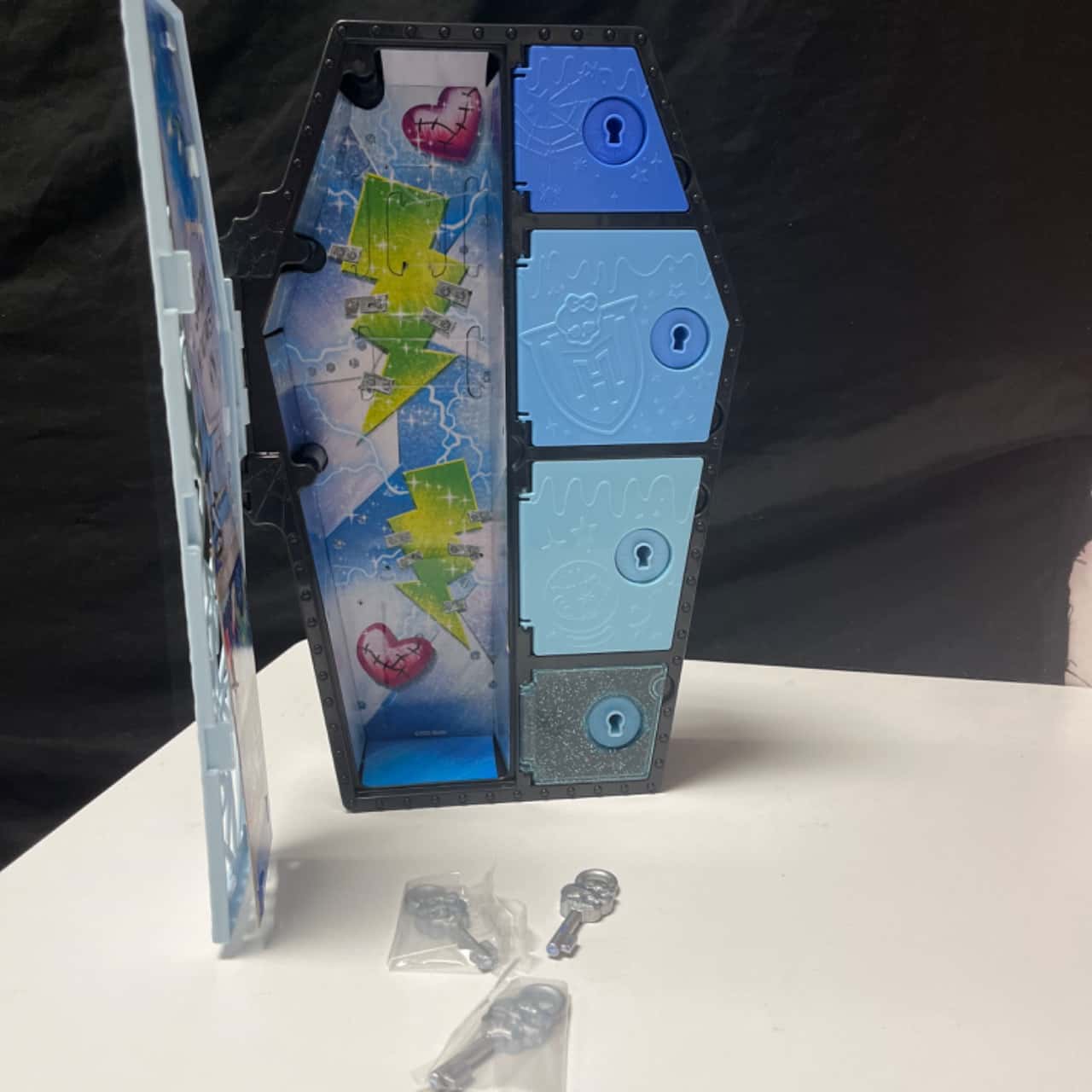 Monster high dress - up locker with keys(s)