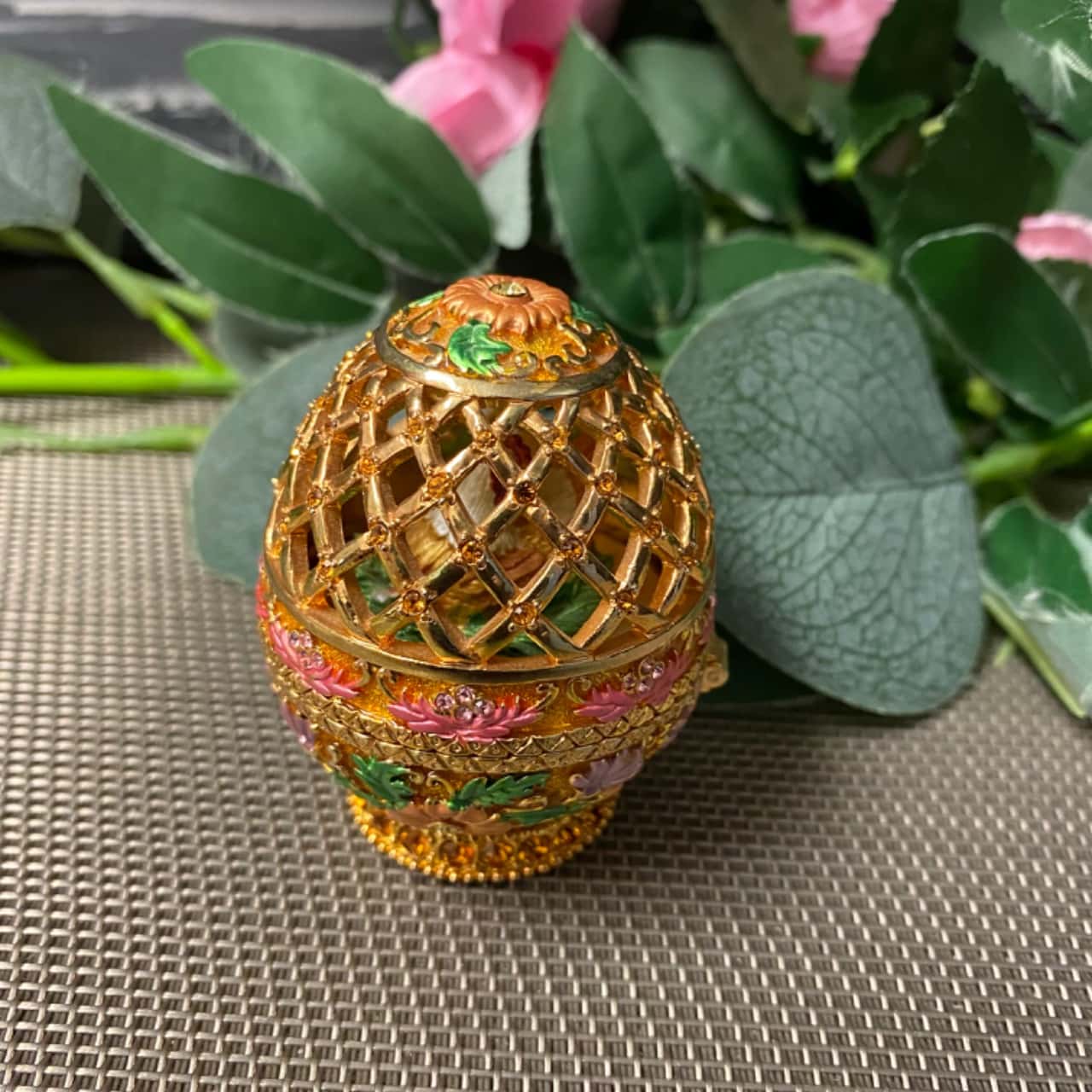 Stunning metal egg with chicken inside (s)