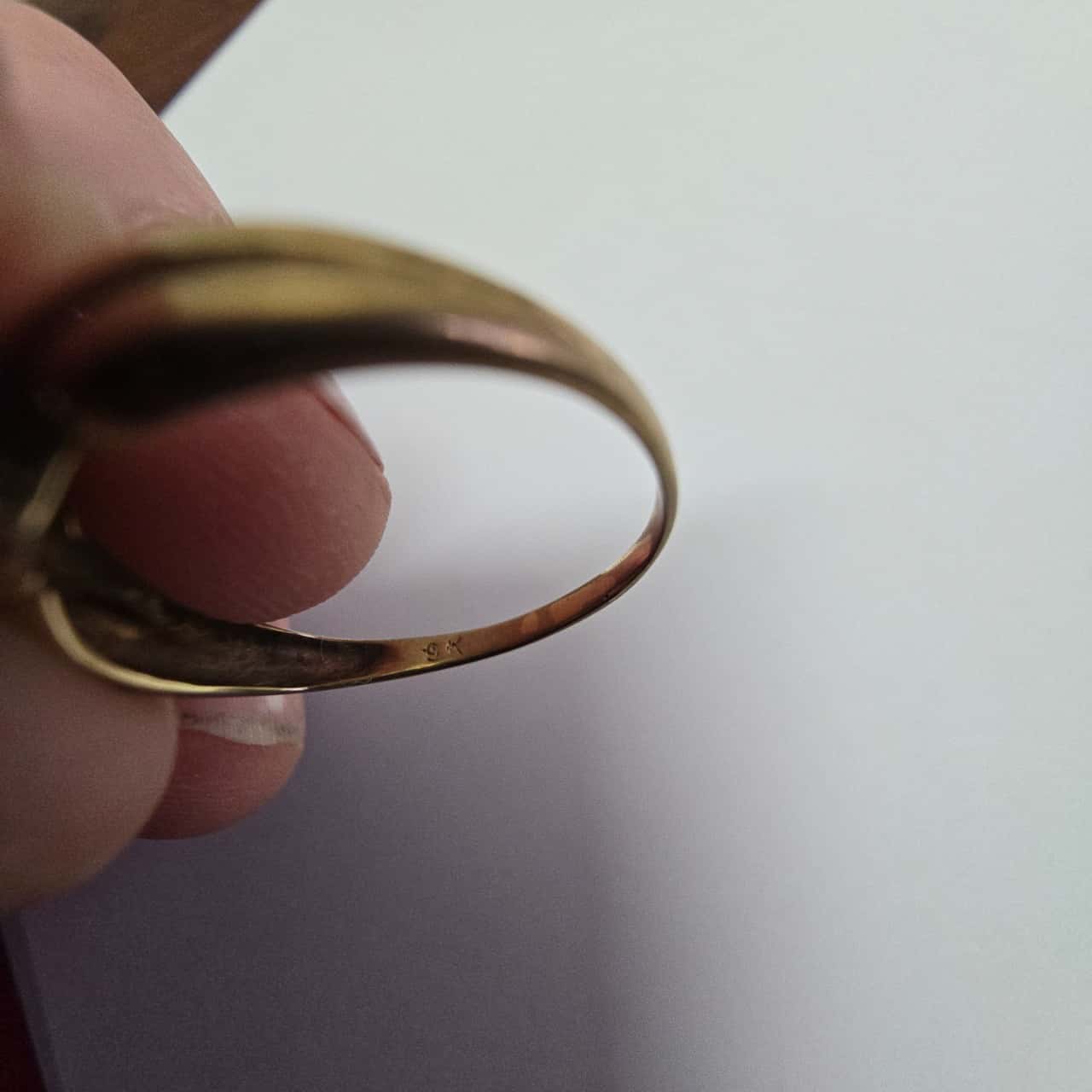 9 CT Yellow Gold Blue Sapphire Clawed Ring