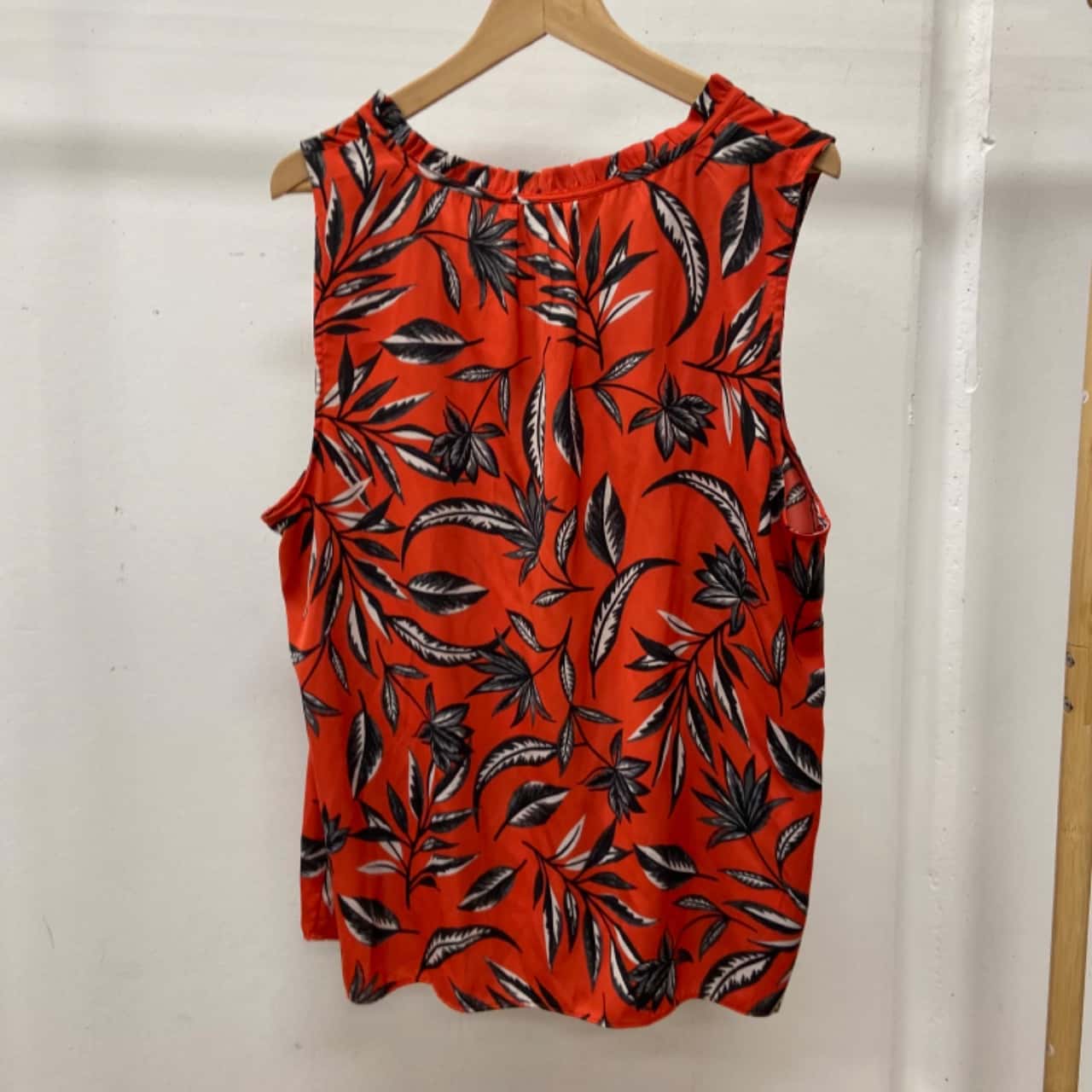 Basque Womens Size 18 Sleeveless Floral / Red Top(s)