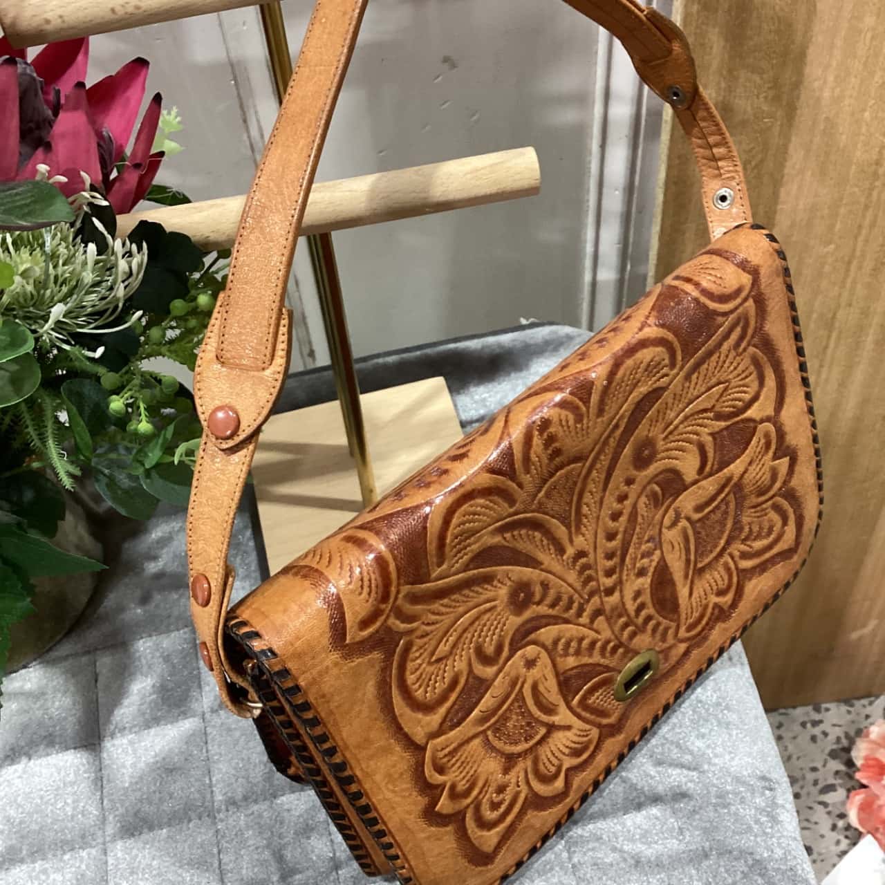 SALE ITEM! RARE FIND!! EXQUISITELY HANDCRAFTED LEATHER HANDBAG! ETCHED ...