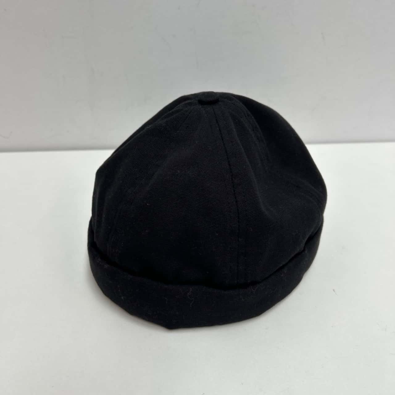 COS Black short beanie - Size S/M
