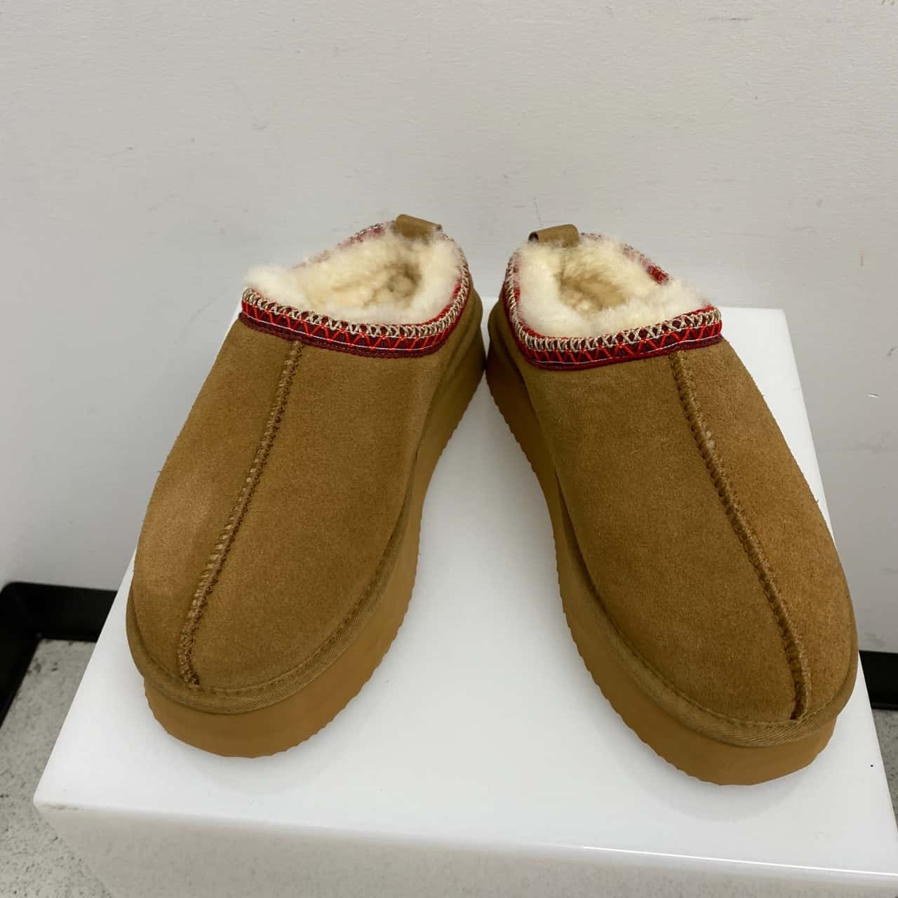 UGG Tazz II Women's Slippers. Size 9