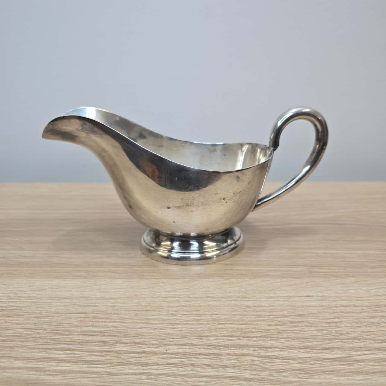 Walker & Hall - Sheffield England - A1 Hard & Silver Soldered - Gravy Boat