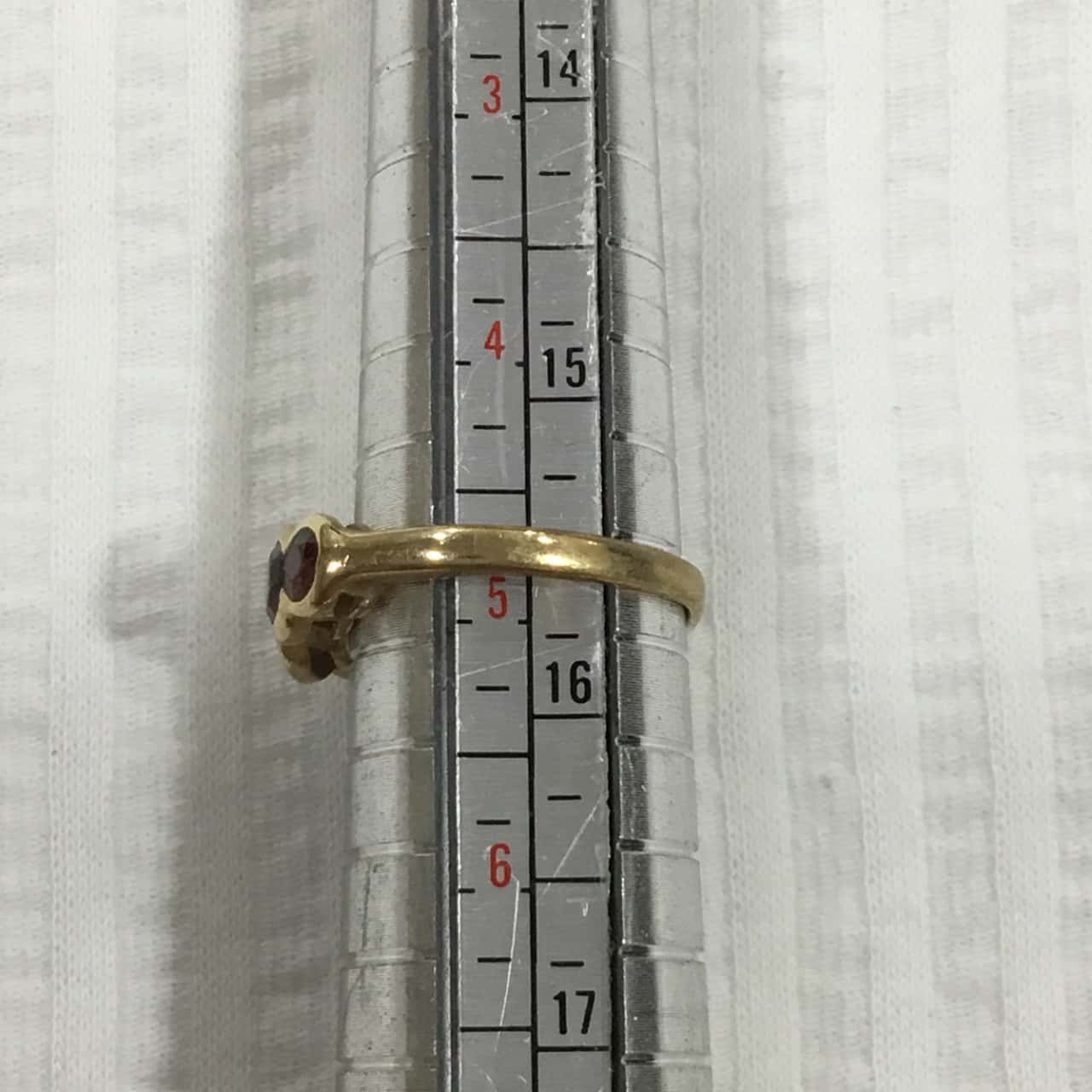 9CT 9K 375 Gold Ring with Red 5 Garnets 2.41g Size 4.75(s)