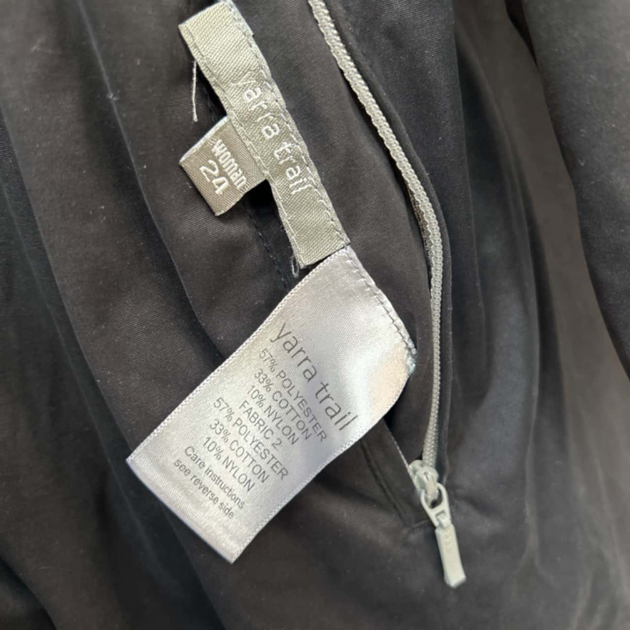 Yarra Trail Size 24 Black / Grey reversible jacket (s)