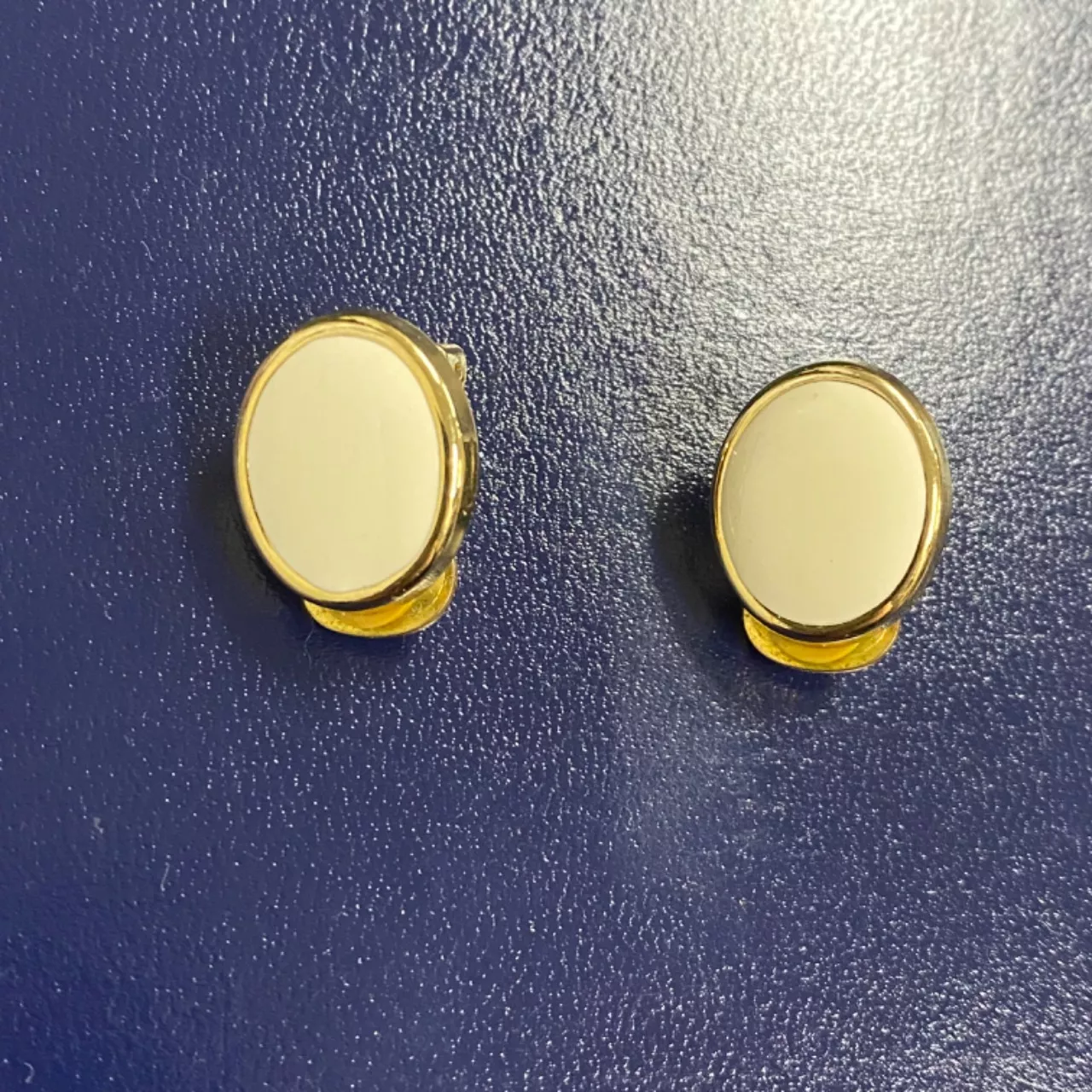 Womens Vintage Cream Centred Oval with Gold Tone Rim Clip On Earrings ...