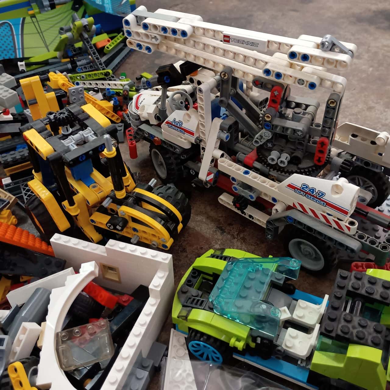 LEGO / Technic Bundle! Assorted FUN! Over 7 Kilograms!(s)