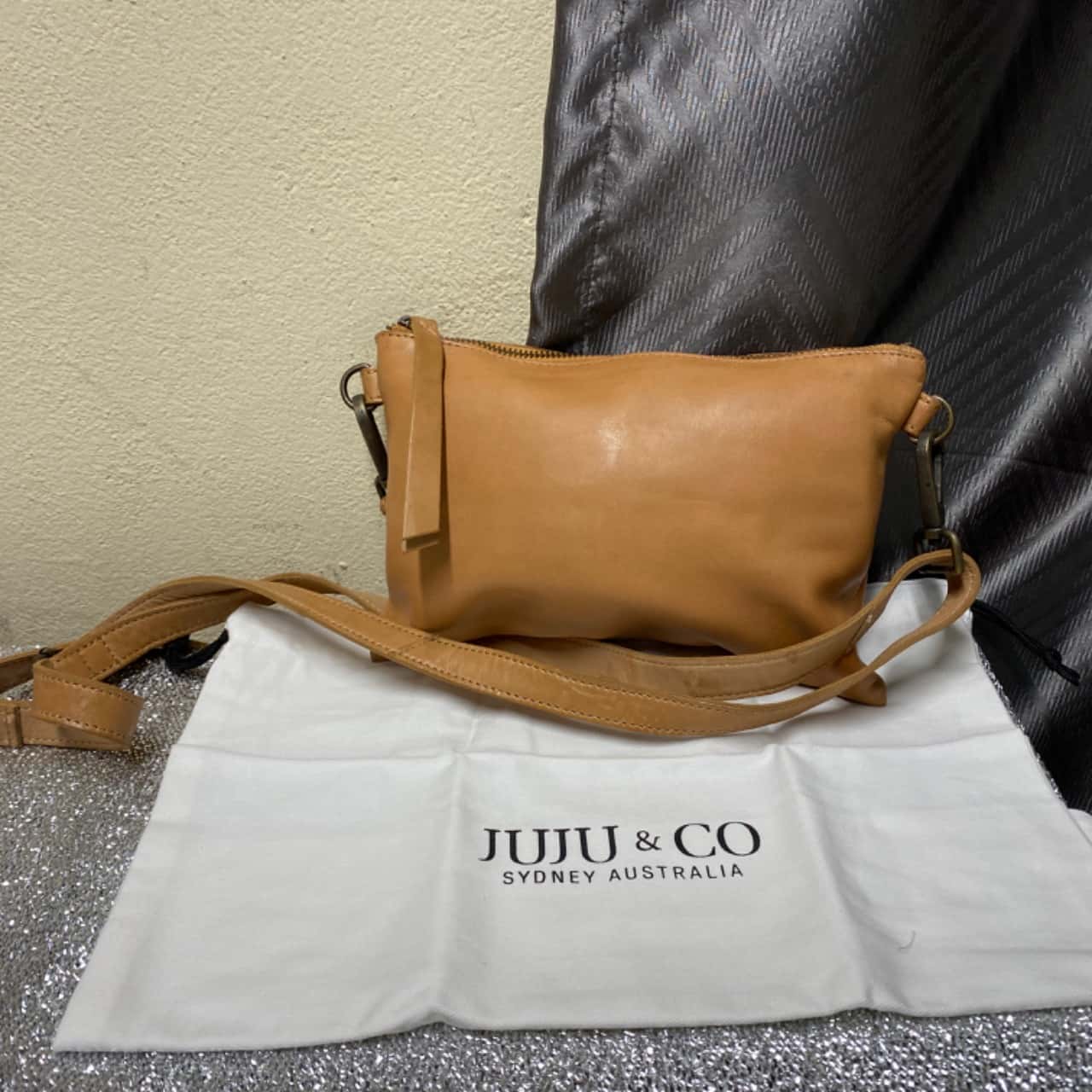 JUJU & CO Women's Light Brown Small Leather Handbag (s)