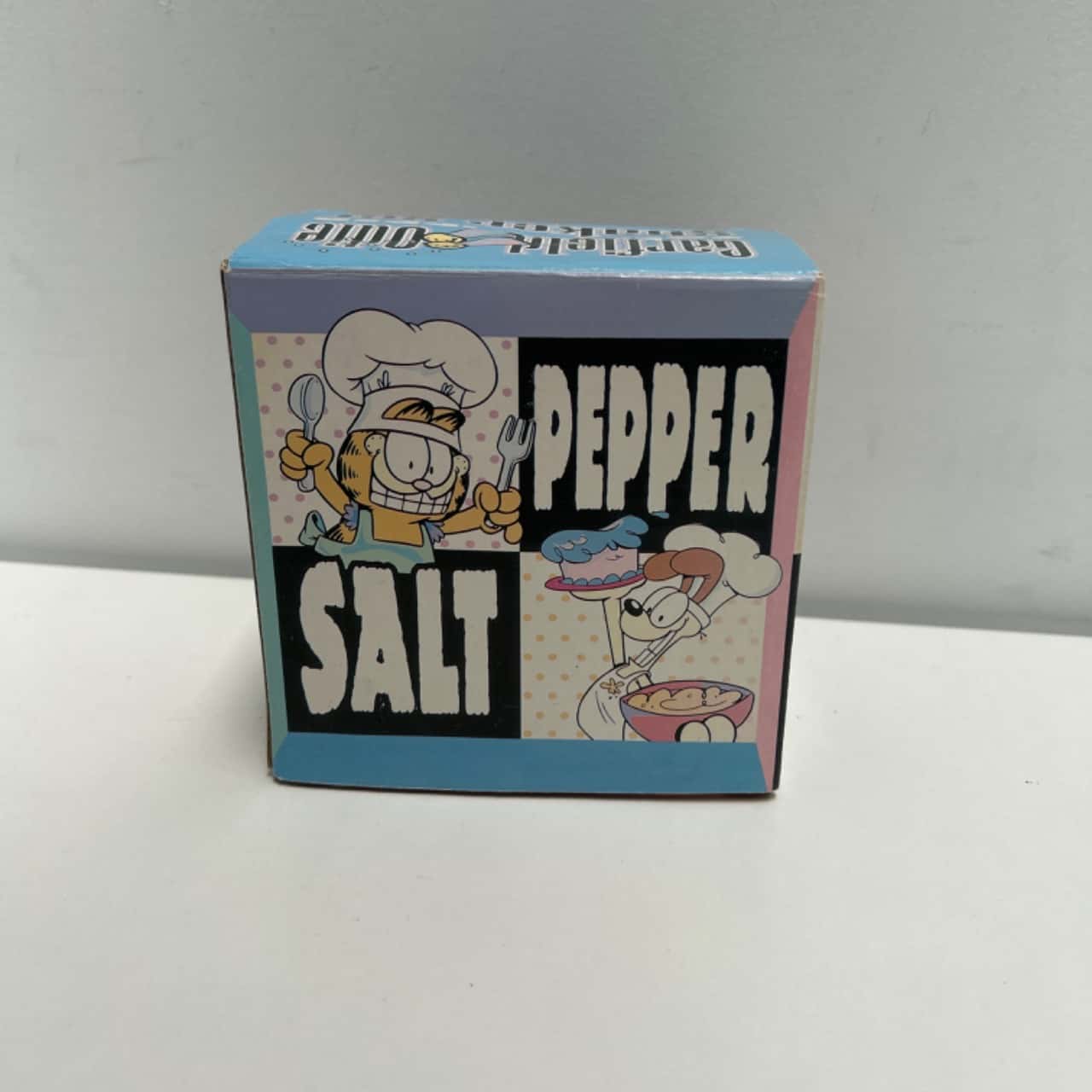 NEW - Vintage Garfield and Odie Salt and Pepper Shaker set (s)