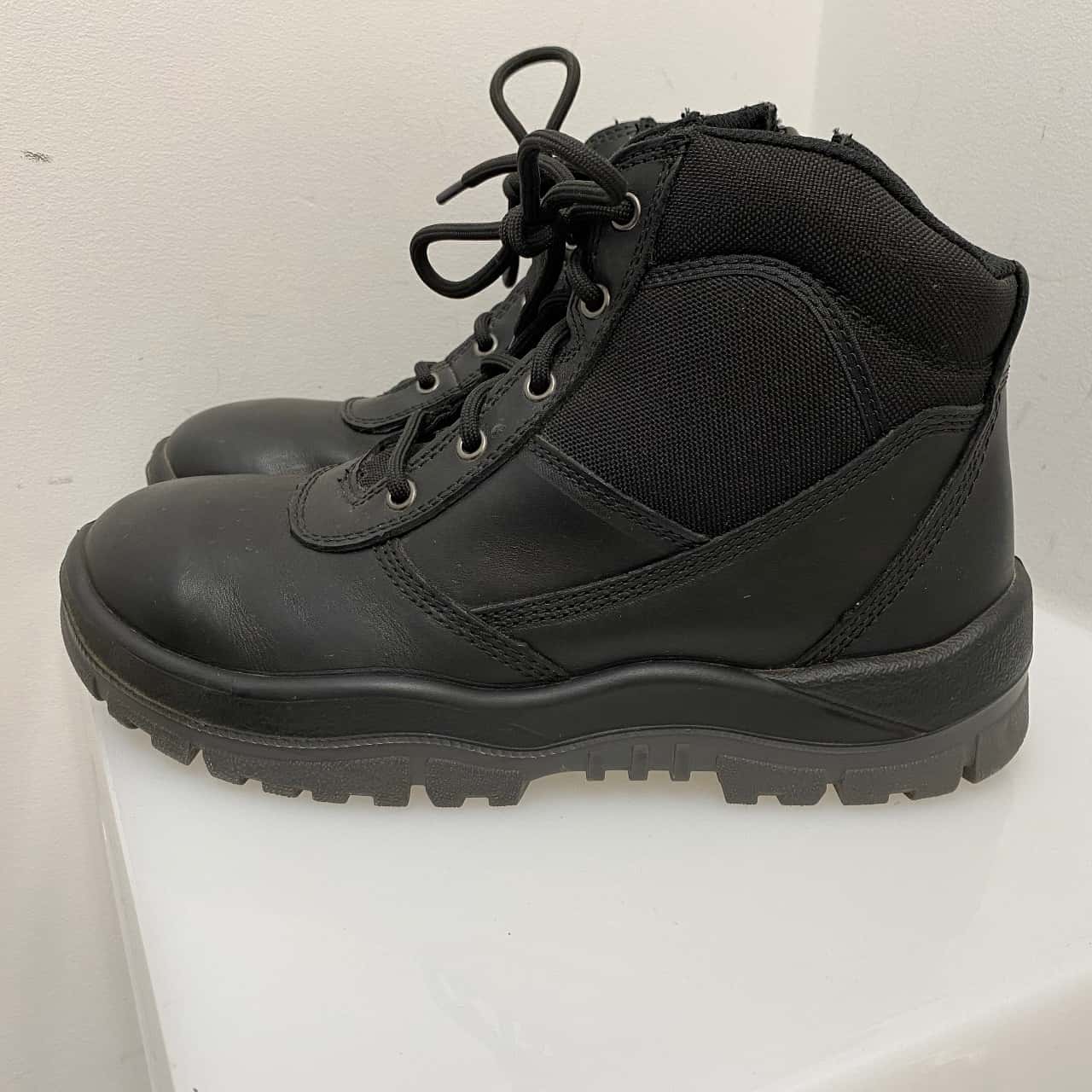 Mongrel Zip Slider Boot. Size 8