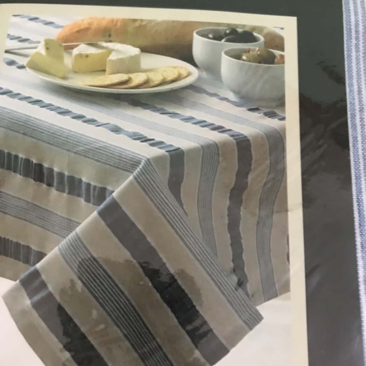 NWOT Peppertree Monaco Seersucker Tablecloth Seats 6-8 180 cm x 180 cm