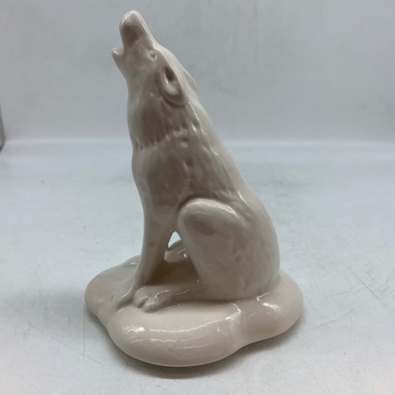 Blue Mountain Pottery Howling Wolf White Ceramic Made In Canada(s)