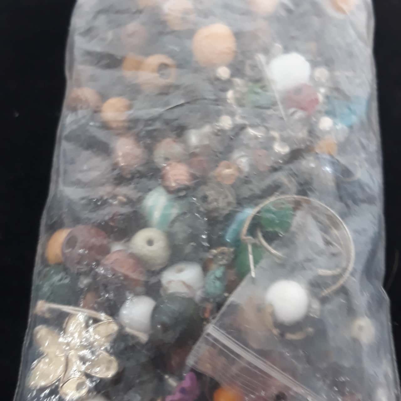 Small bag mixed beads and broken Jewllery (s)