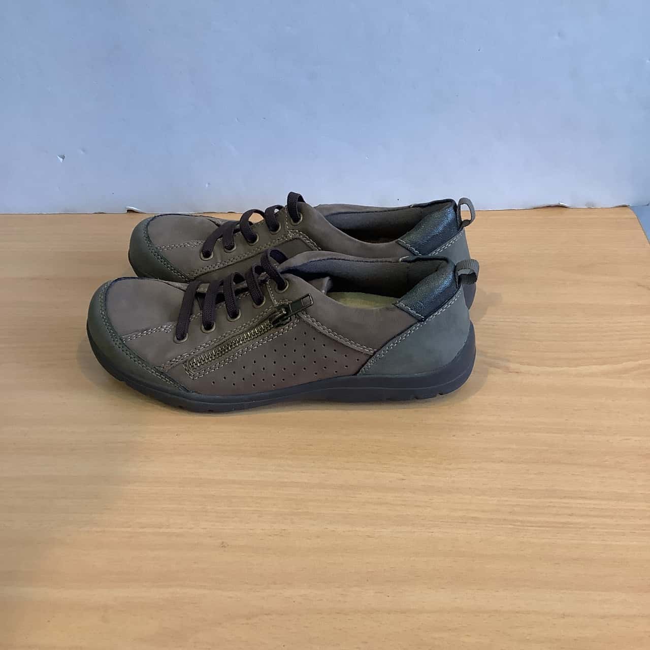 Planet Shoes Women's Size 7 Leather Slip on Runners Brown (s)