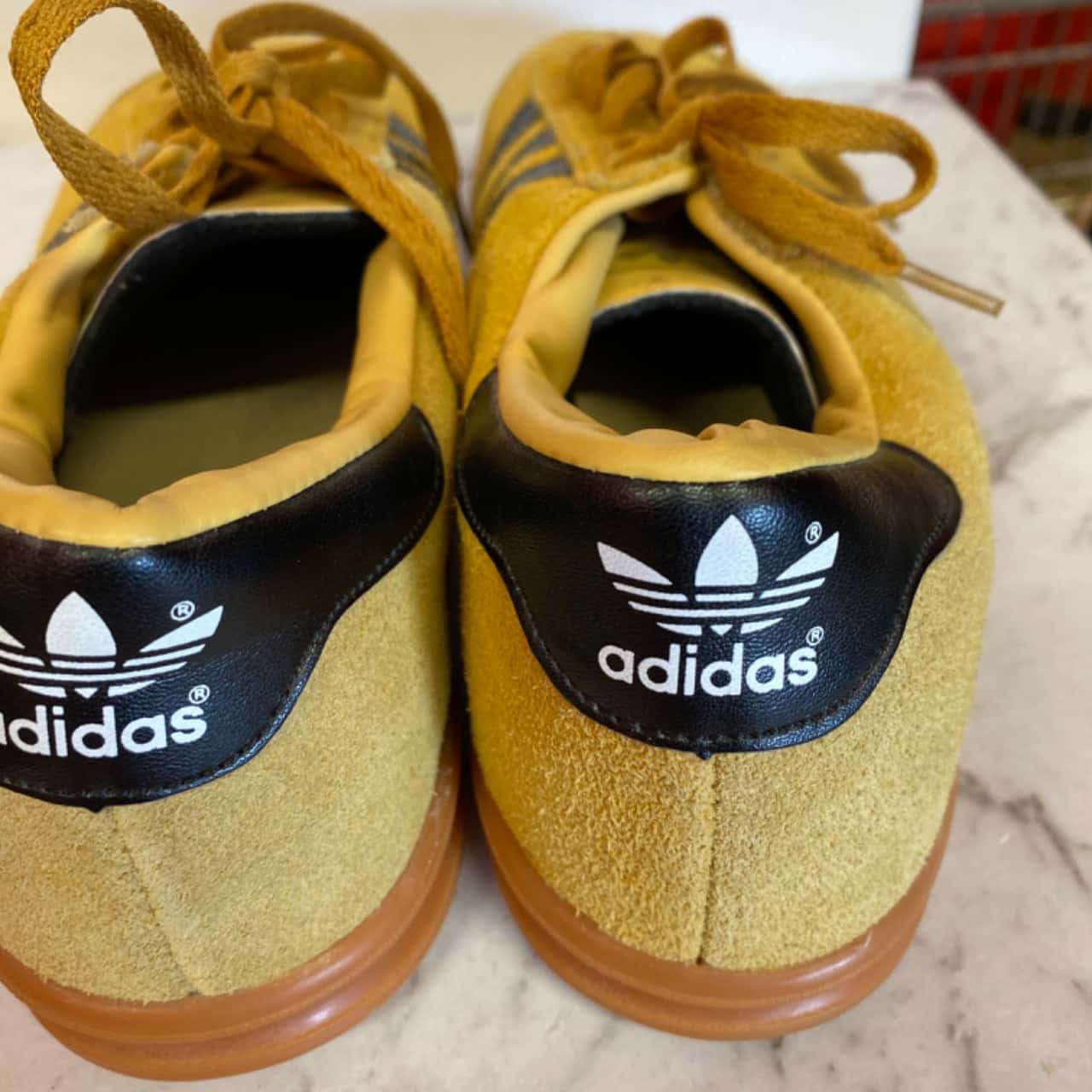 Adidas Mens Size 9.5 Black / Mustard