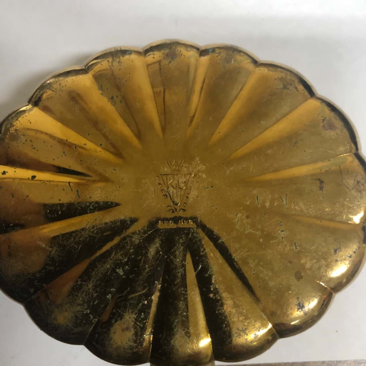 Vintage KIGU Powder Compact Gilt engraved with scalloped base(s)