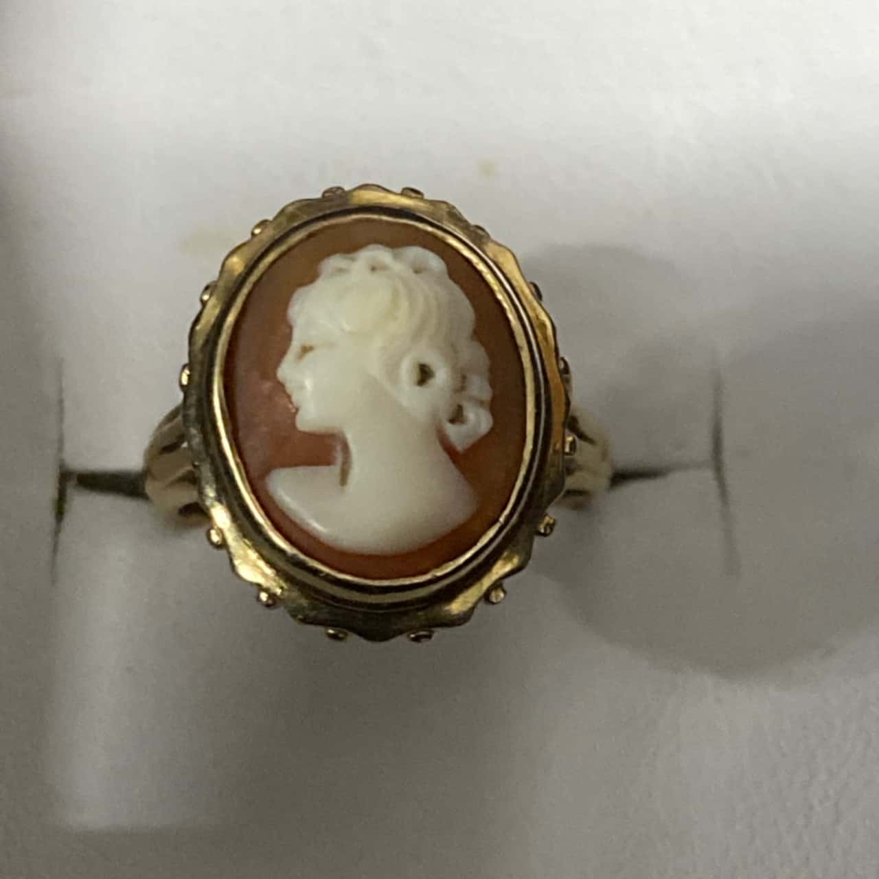 9ct gold cameo ring (s)